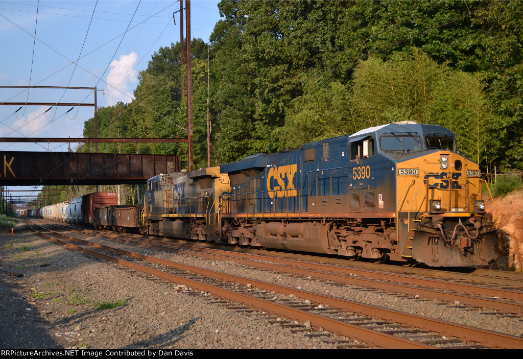 CSX ES40DC 5390 leads Q439-07
